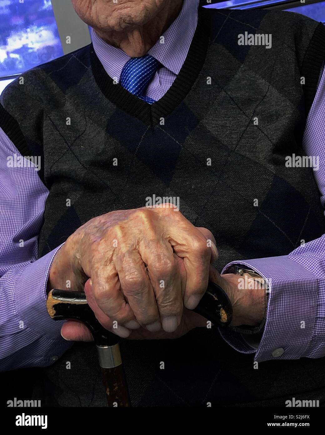 Elderly man waiting hi-res stock photography and images - Alamy