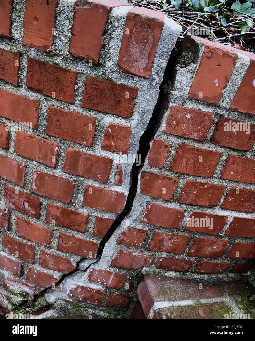 Crack in brick wall hi-res stock photography and images - Alamy