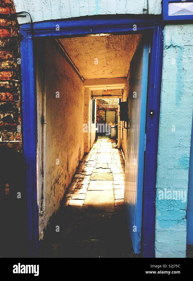 Alleyway at the side of houses Stock Photo - Alamy