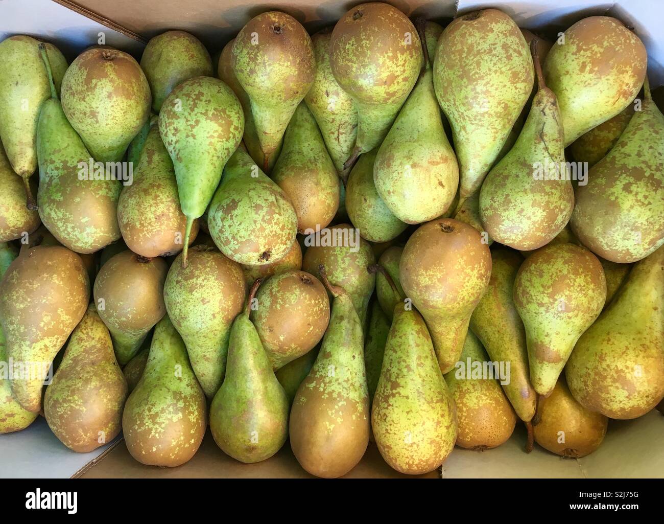 Box of pears hi-res stock photography and images - Alamy