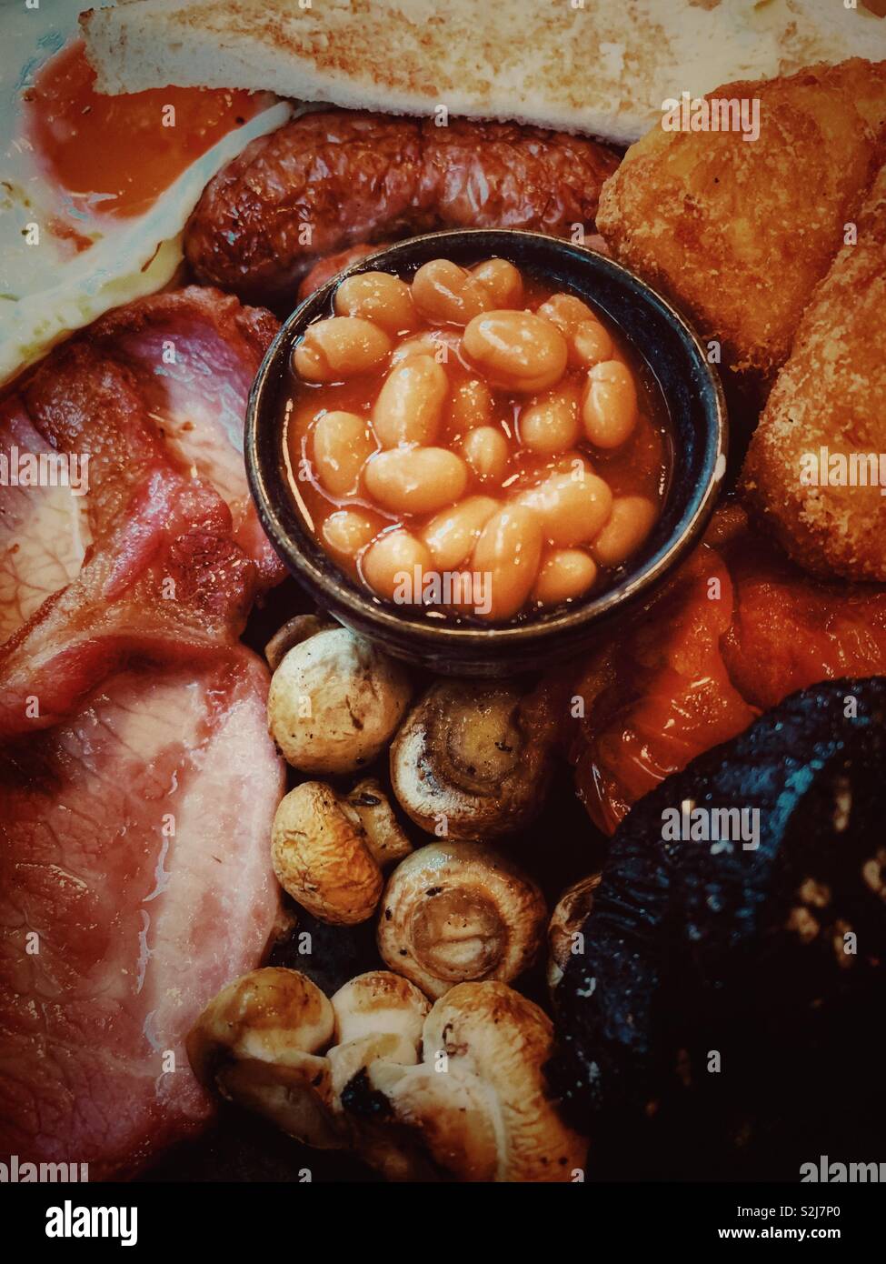 Full English breakfast with sausage, bacon, fried egg, baked beans ...