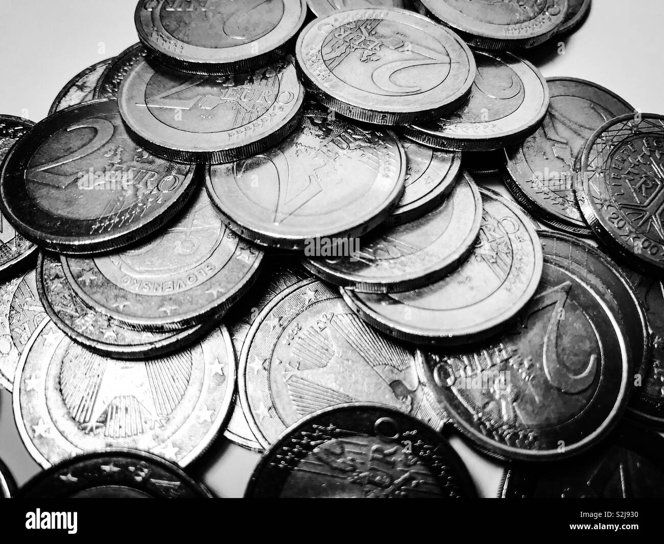 Two euro coins hi-res stock photography and images - Alamy