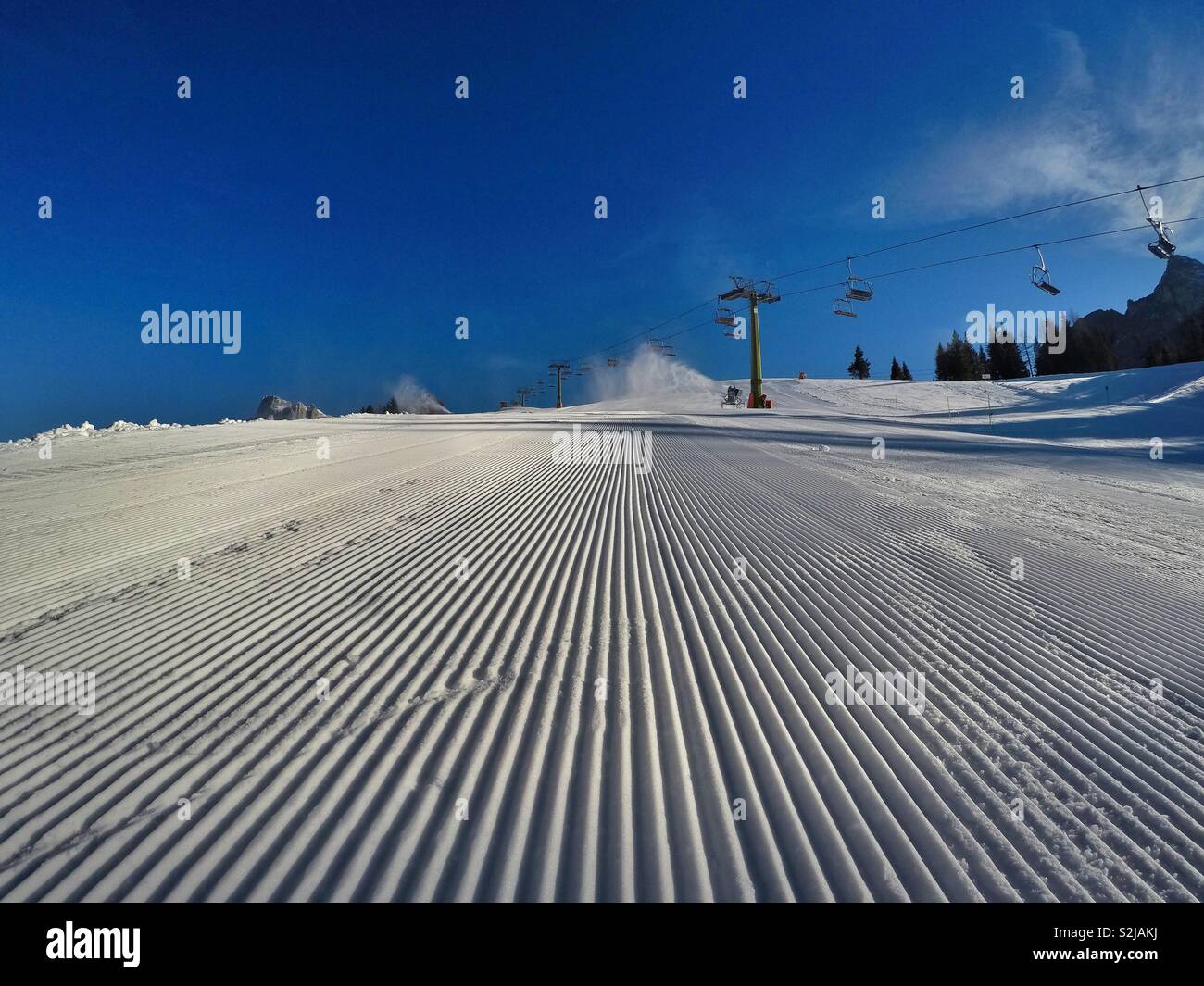 Ski slope hi-res stock photography and images - Alamy