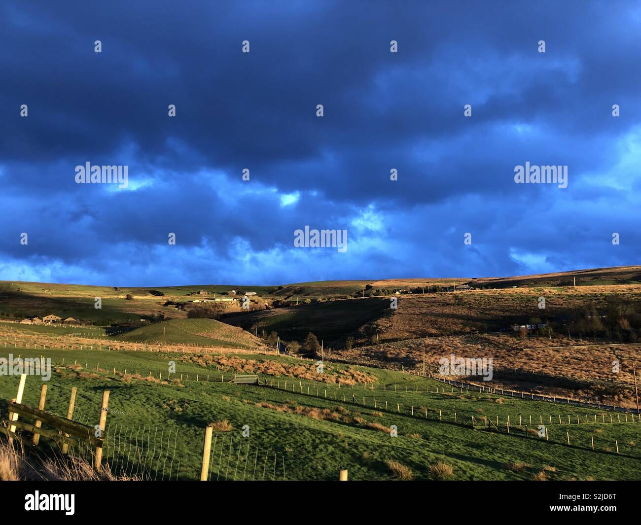 Blue sky countryside hi-res stock photography and images - Alamy