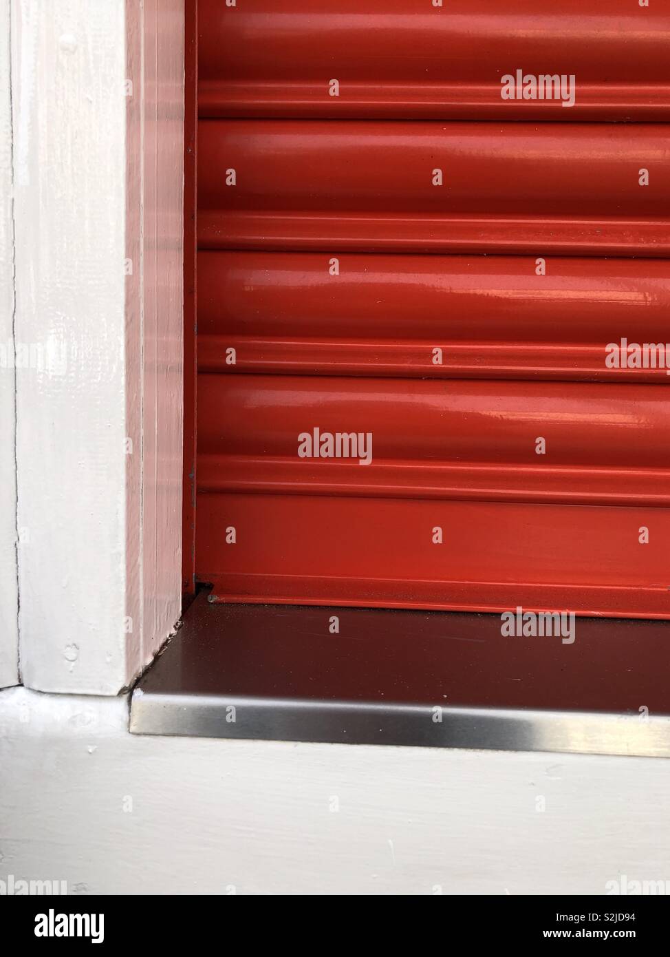 Red shutter hi-res stock photography and images - Alamy