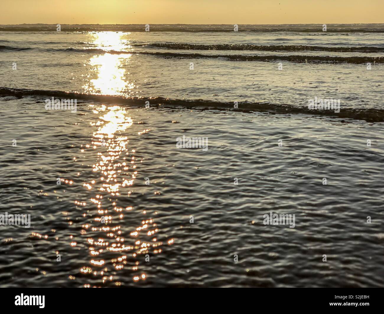 Reflection refraction waves hi-res stock photography and images - Alamy