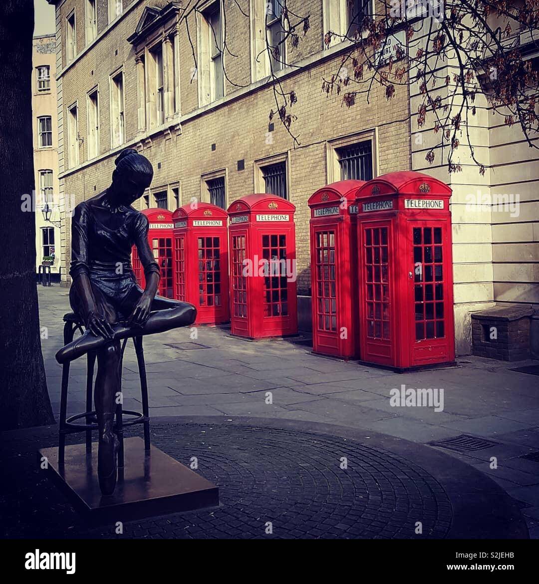 Box statue hi-res stock photography and images - Alamy