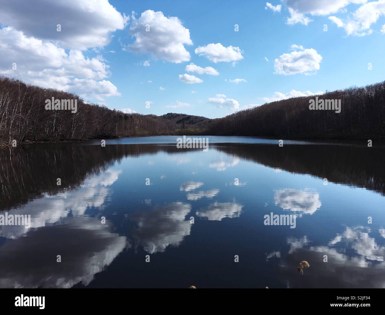 Lake reflects the blue sky Stock Photo - Alamy