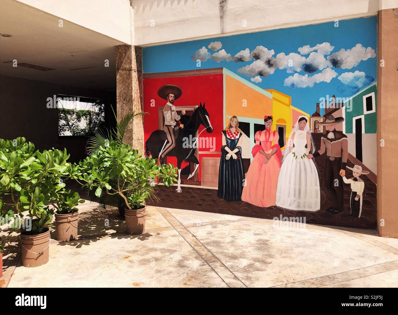 Courtyard with plants and mural in Cancun, Mexico Stock Photo - Alamy