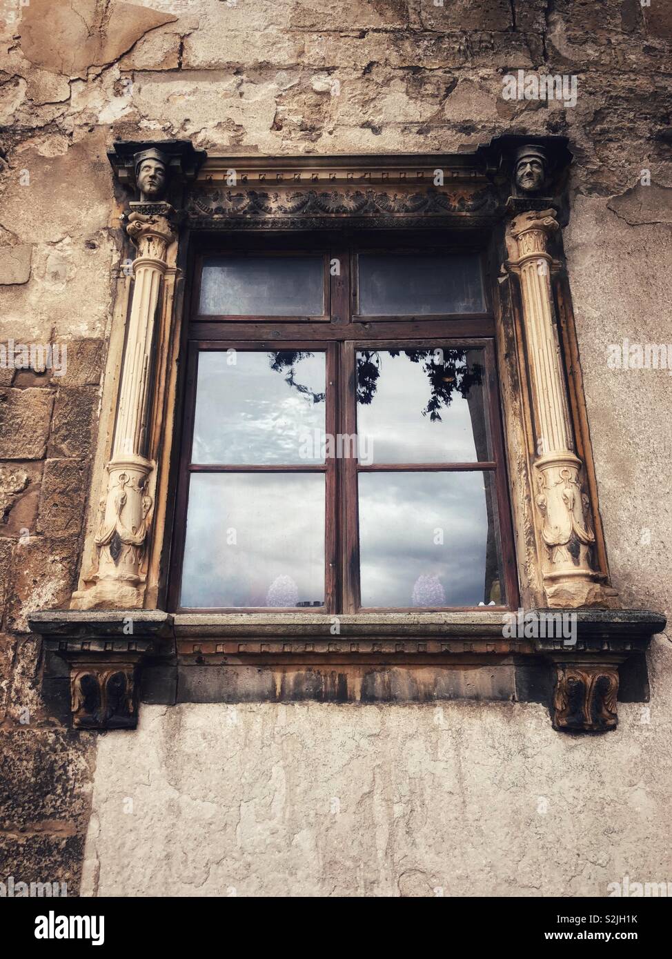 Medieval window frame hi-res stock photography and images - Alamy