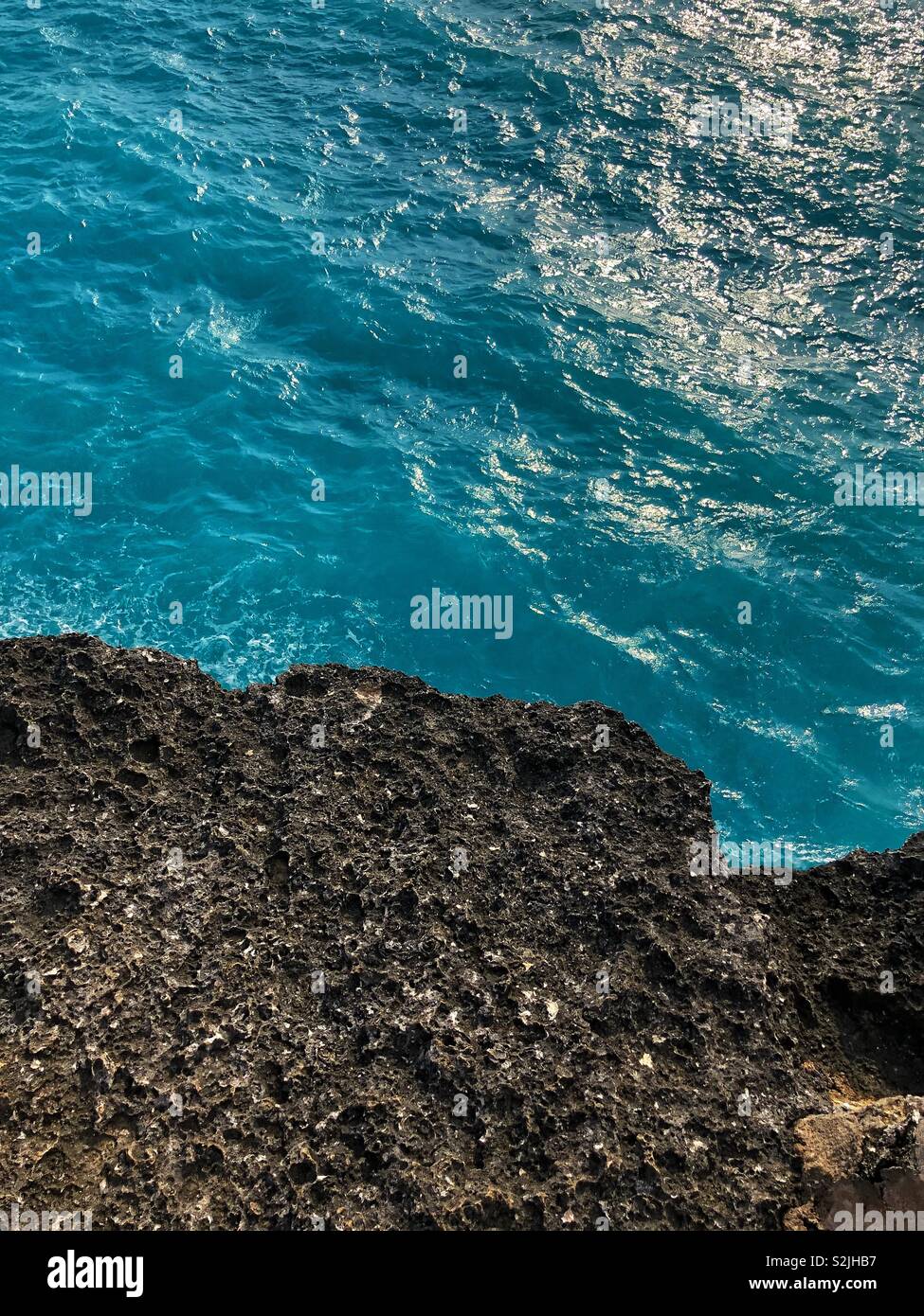 Deep blue sea rocks hi-res stock photography and images - Alamy