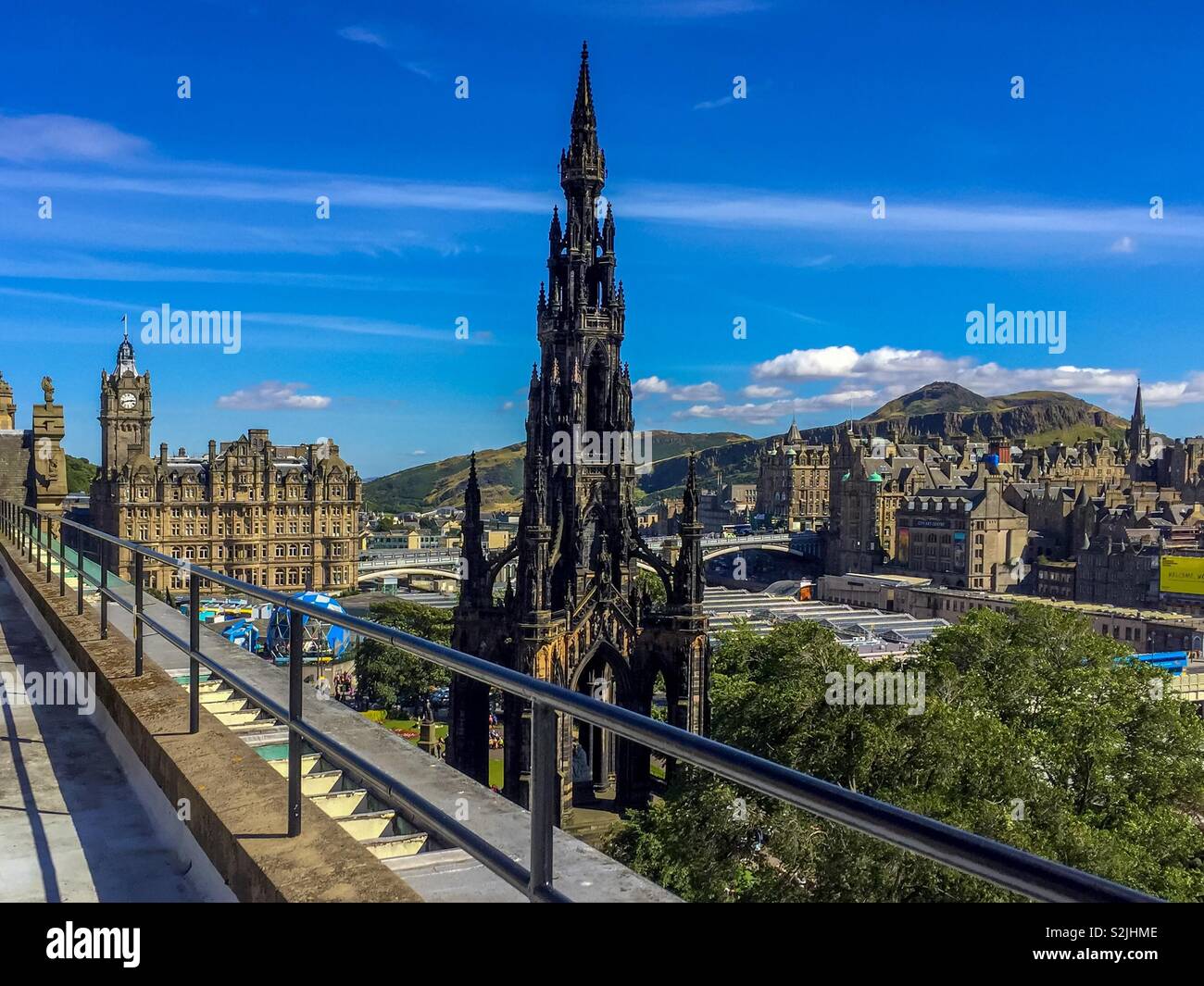 Edinburgh sunny hi-res stock photography and images - Alamy