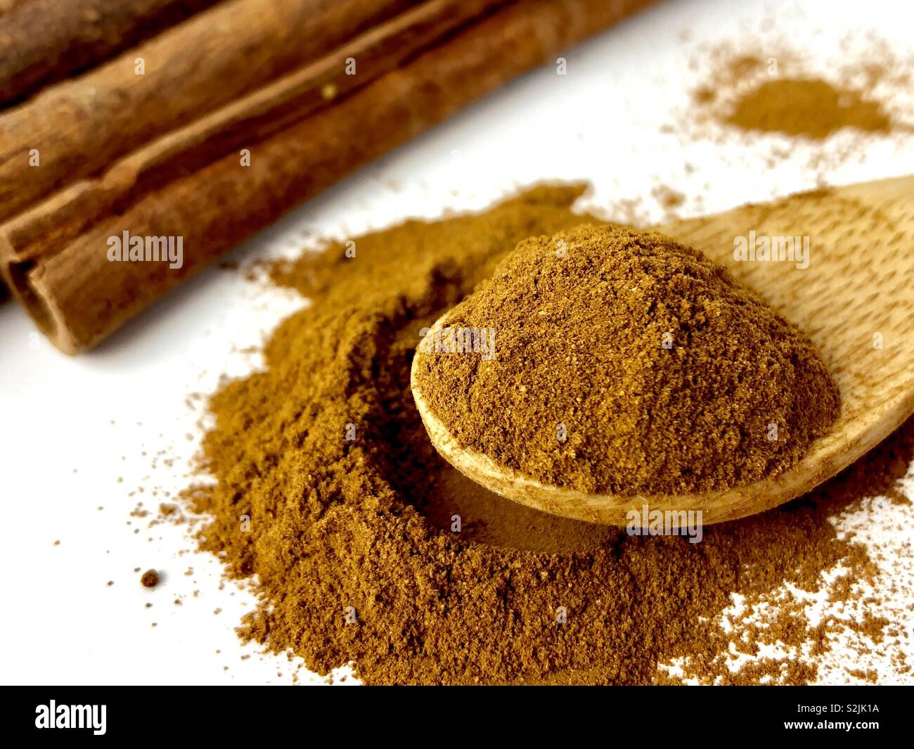 Cinnamon spoon white background hi-res stock photography and images - Alamy