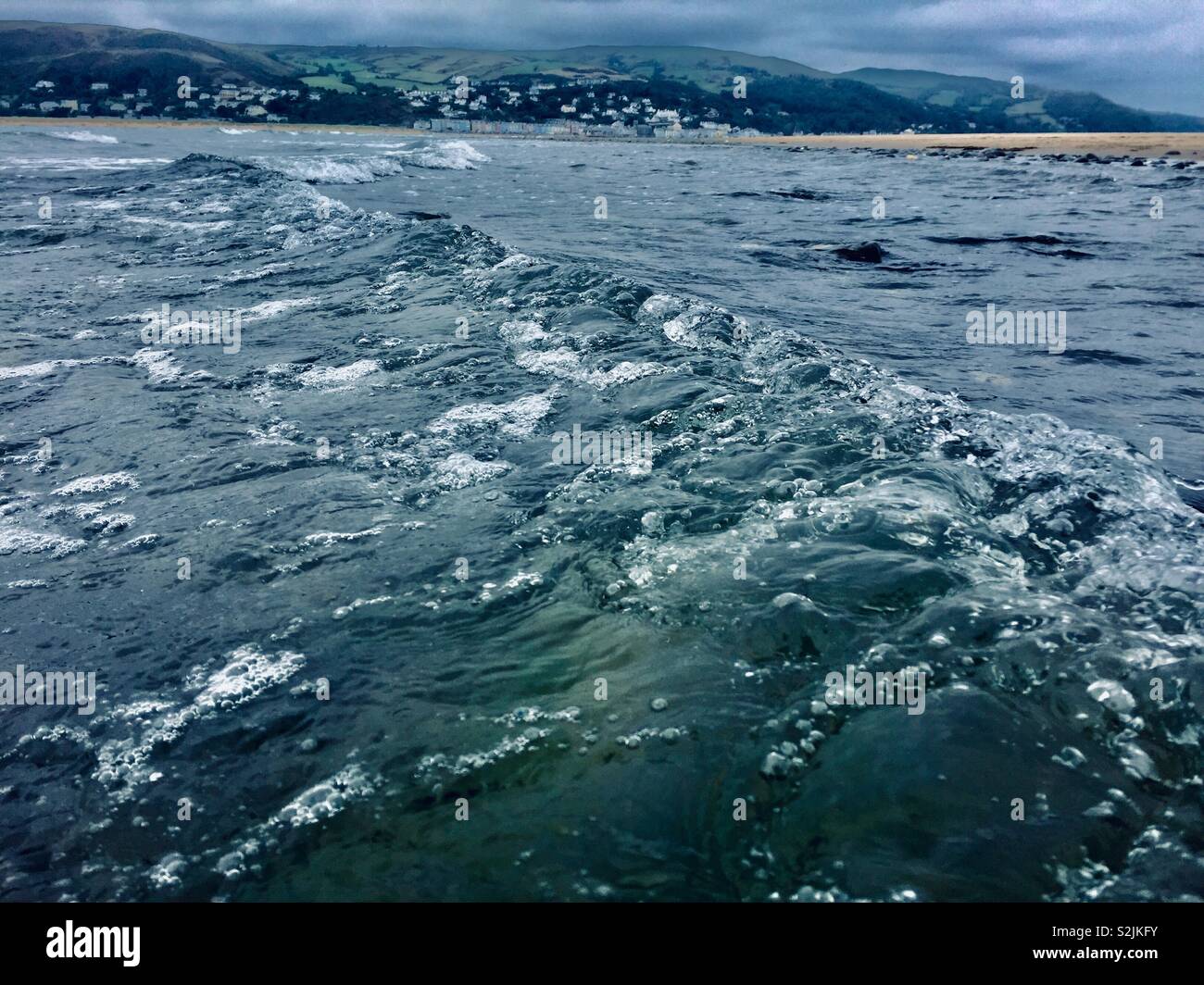 Passing wave hi-res stock photography and images - Alamy