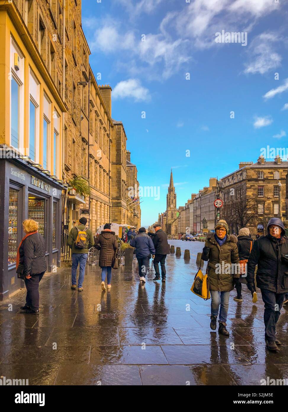 Scottish street scene hi-res stock photography and images - Alamy