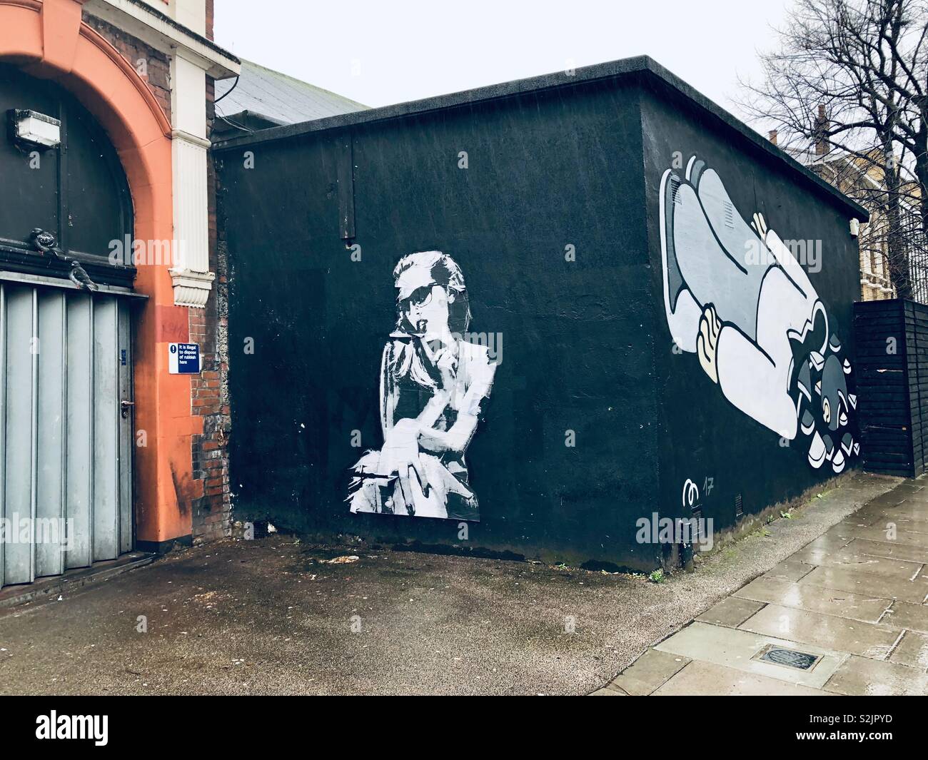 Mural of girl singing hi-res stock photography and images - Alamy