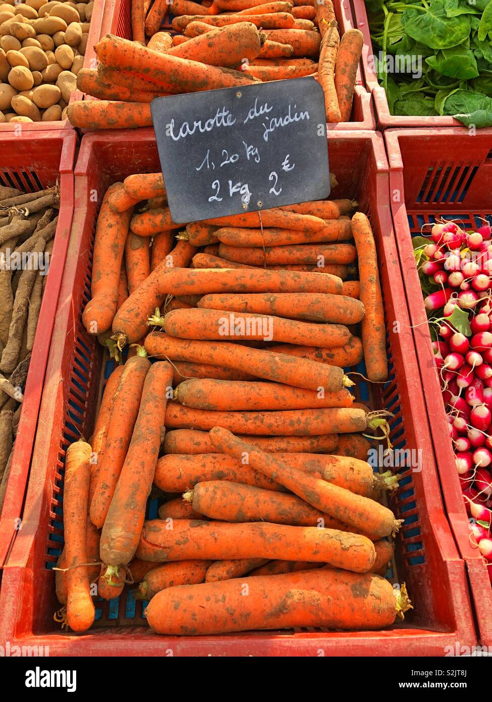 Market stall carrots hi-res stock photography and images - Alamy
