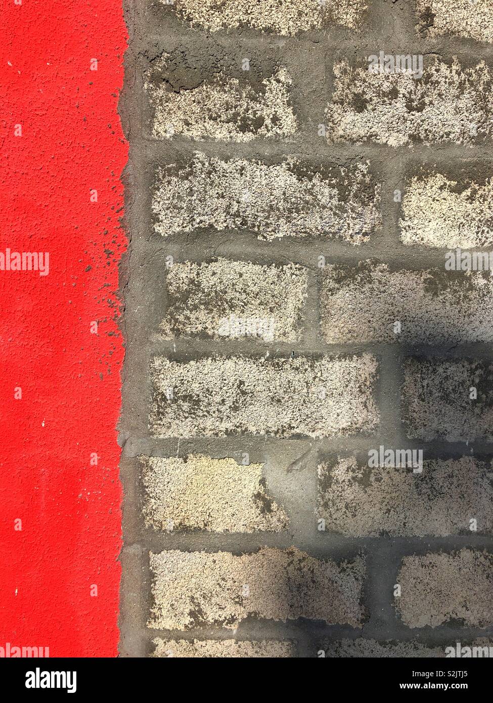 Red stripe down the side of a block wall Stock Photo - Alamy