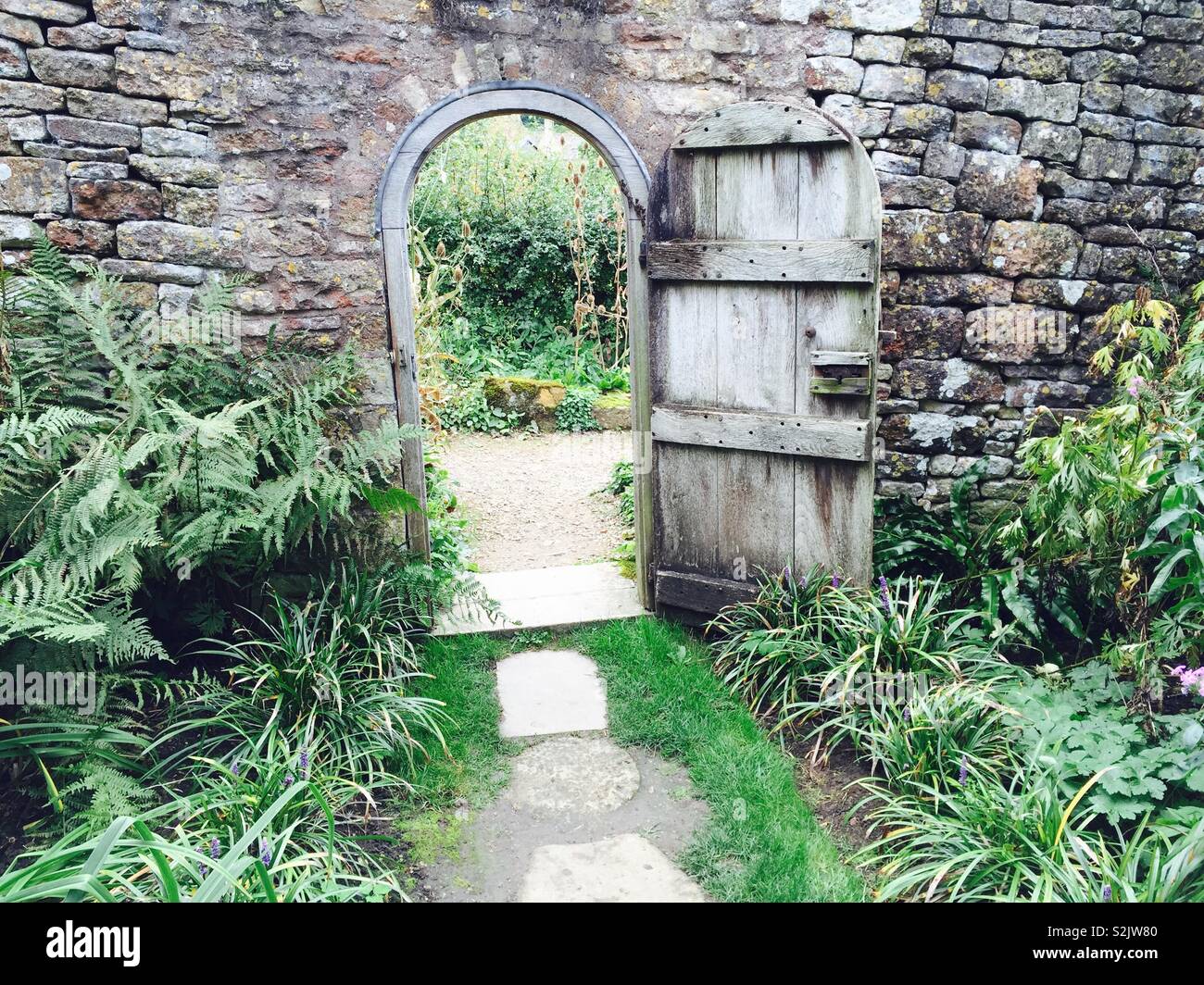 Secret garden gate hi-res stock photography and images - Alamy