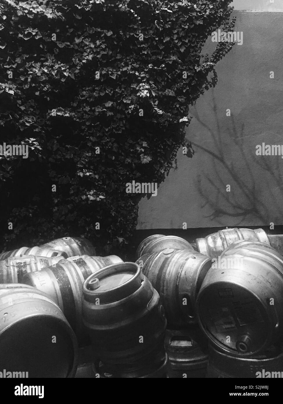 Empty beer kegs hi-res stock photography and images - Alamy