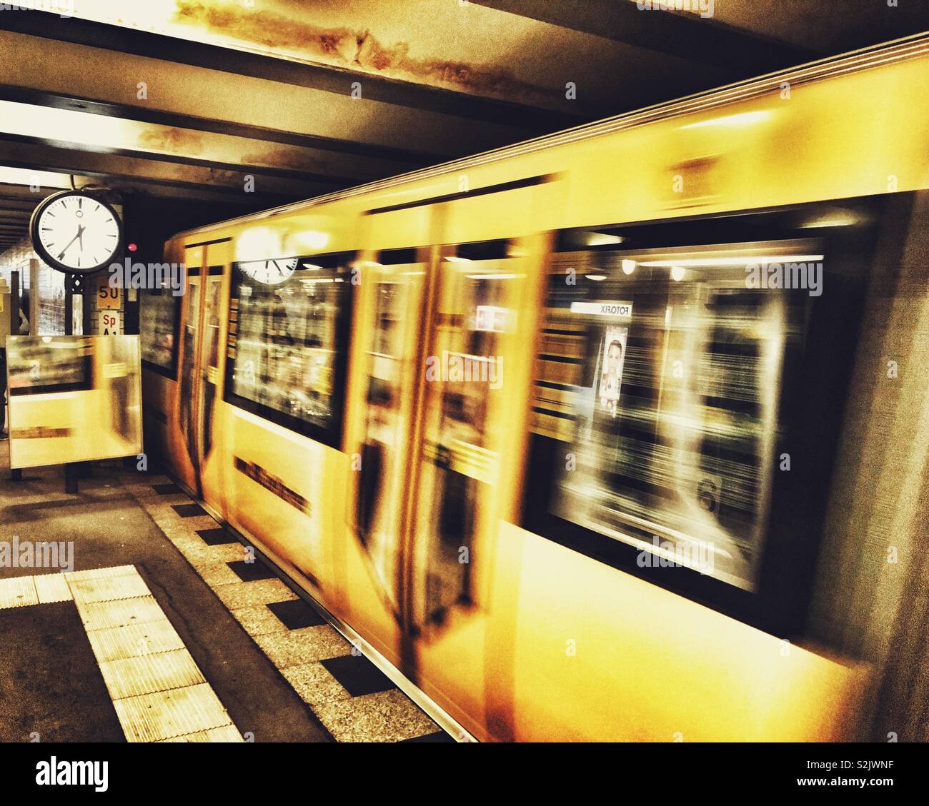 Train going into tunnel hi-res stock photography and images - Alamy