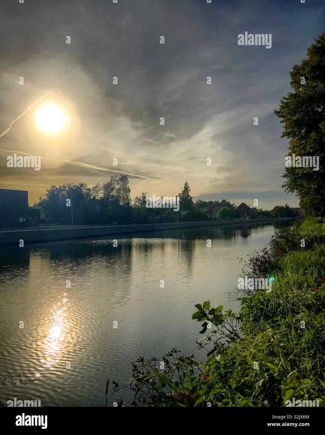 Setting sun behind river smartphone stock photos and images - Alamy