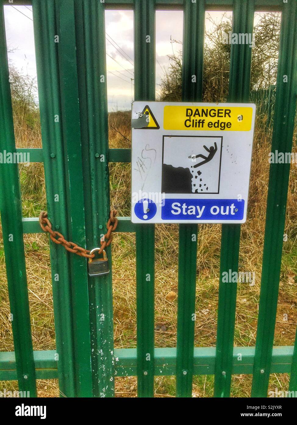 Dangerous railings hi-res stock photography and images - Alamy