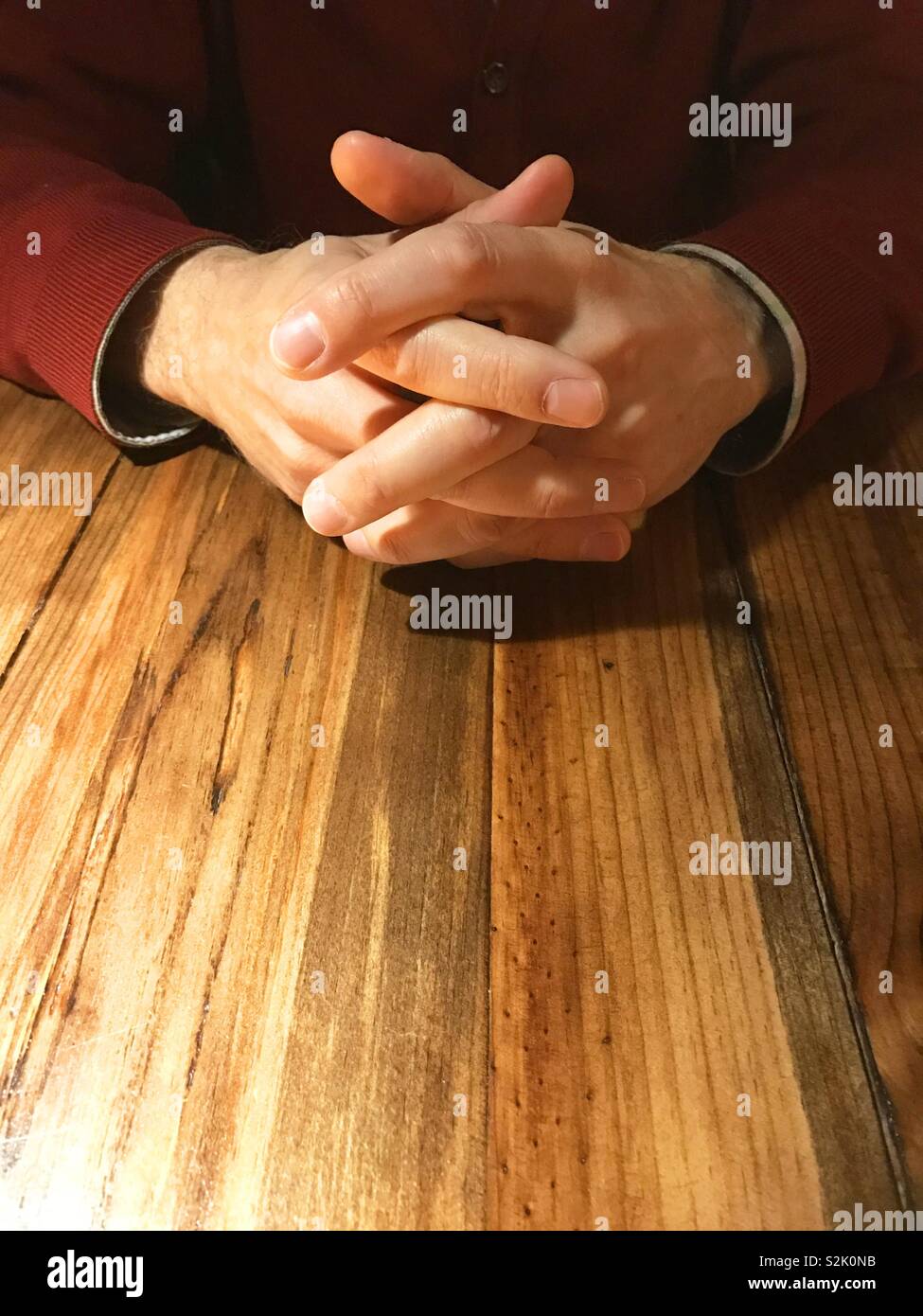 Hands crossing hi-res stock photography and images - Alamy