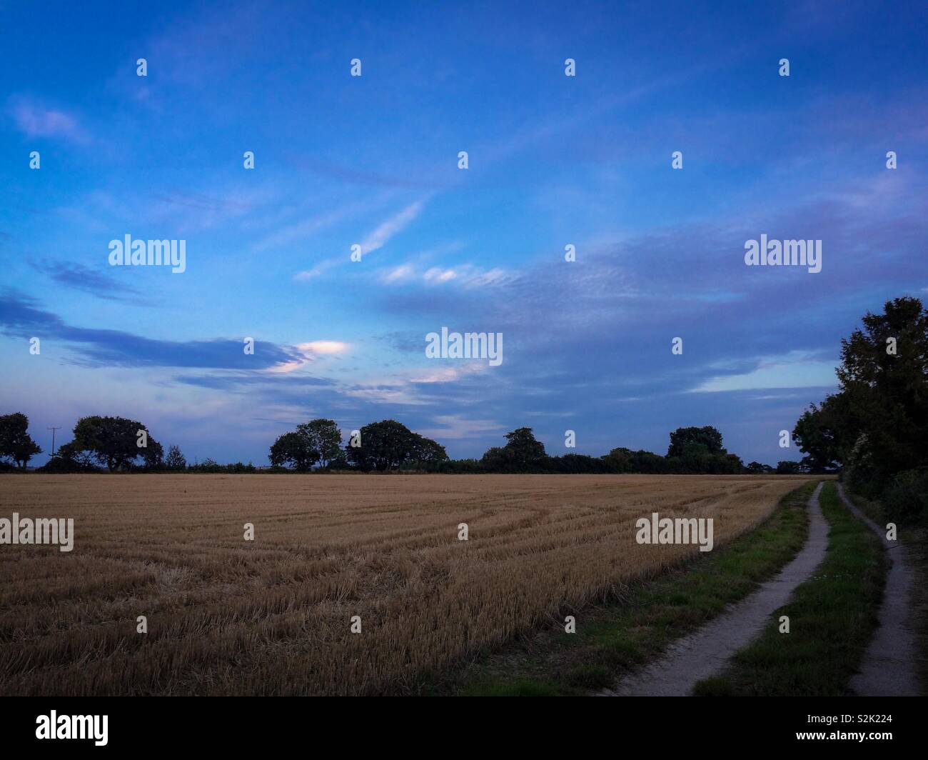 Pathway through the fields hi-res stock photography and images - Alamy