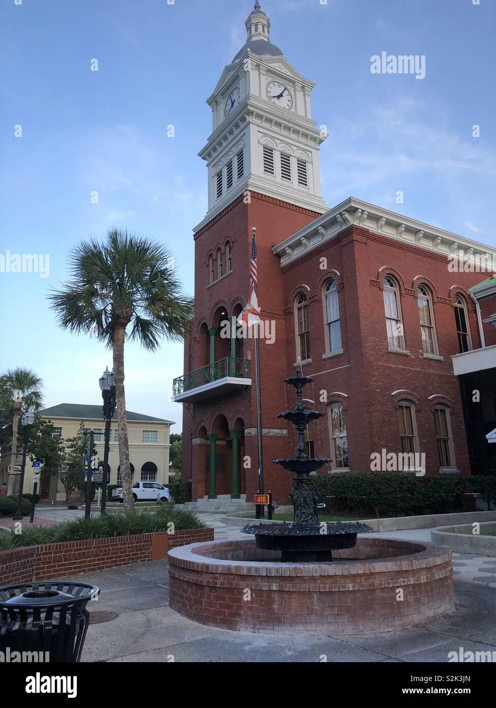 Small town courthouse hi-res stock photography and images - Alamy