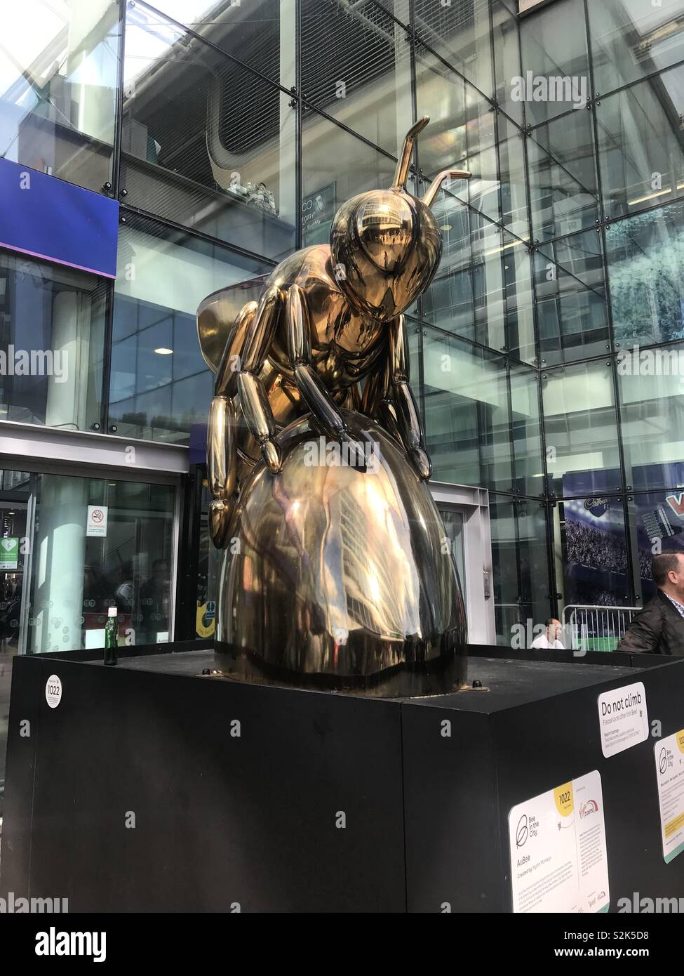 Bee sculpture hi-res stock photography and images - Alamy