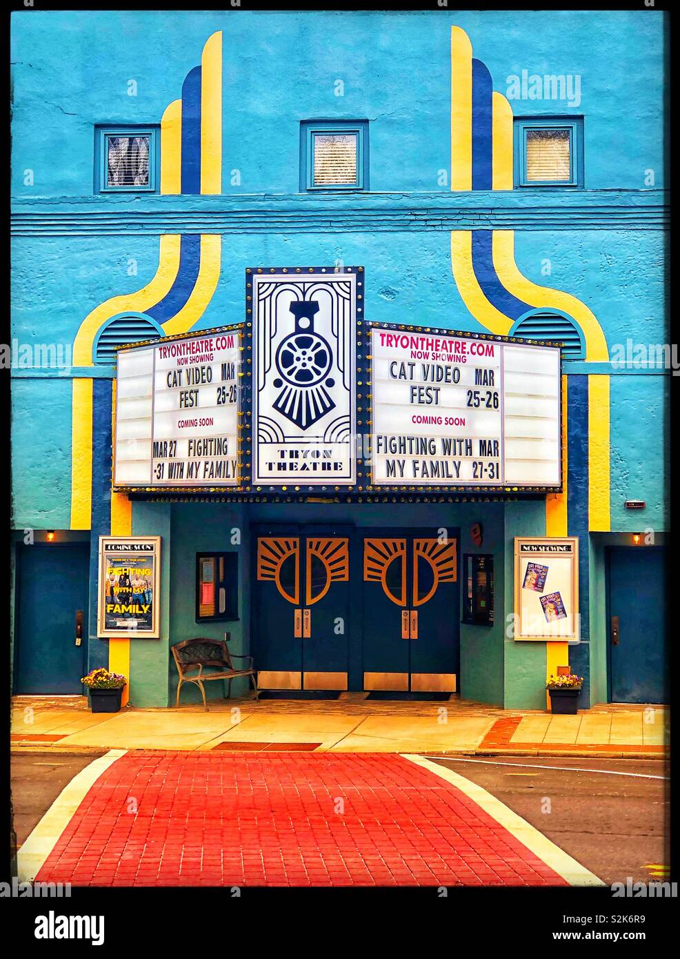 Small town movie theater hi-res stock photography and images - Alamy