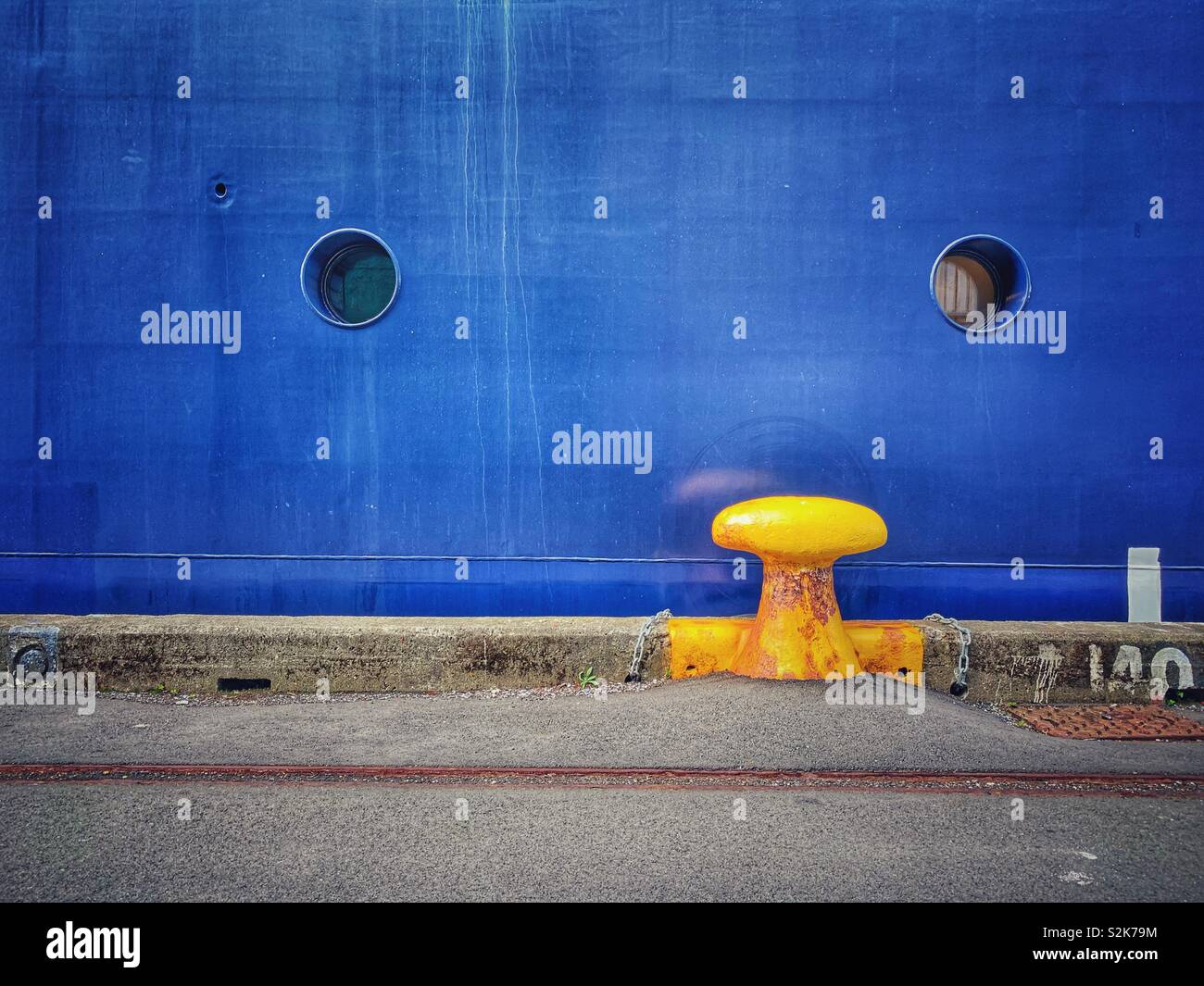 Yellow bollard hi-res stock photography and images - Alamy