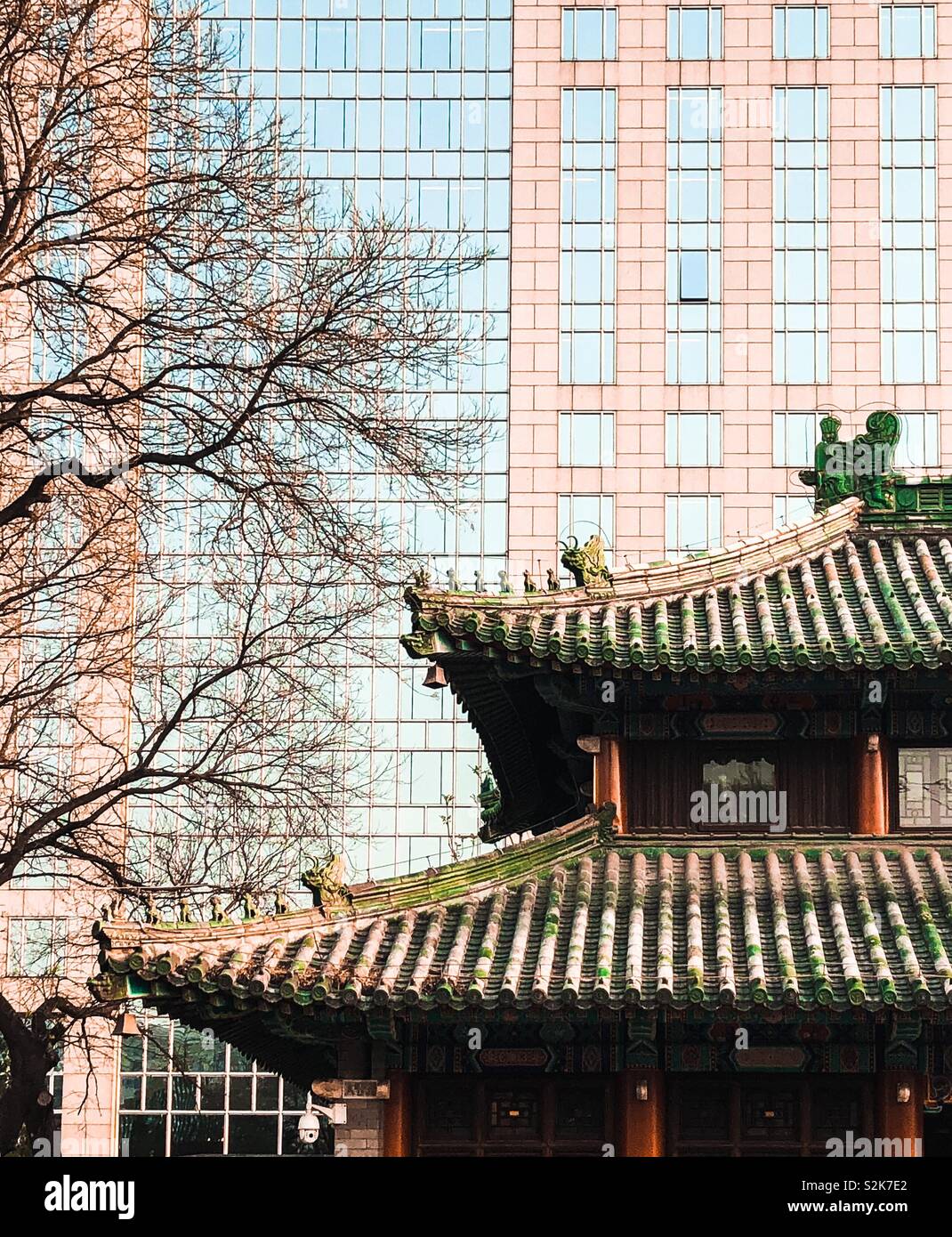 Curvy building hi-res stock photography and images - Alamy