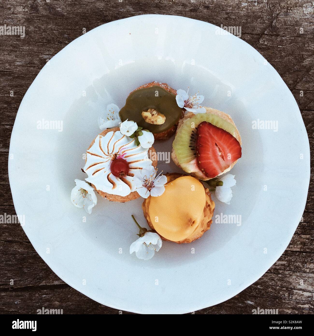 Sweets and flowers hi-res stock photography and images - Alamy