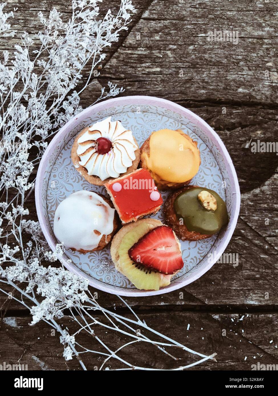 Sweets and flowers hi-res stock photography and images - Alamy