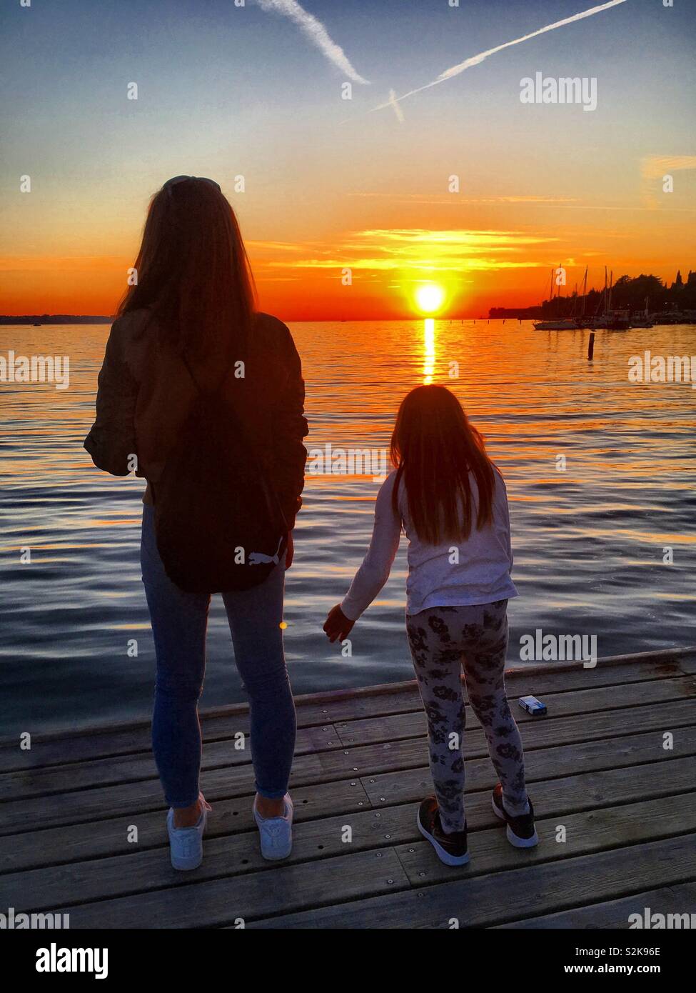 Sisters at sunset hi-res stock photography and images - Alamy