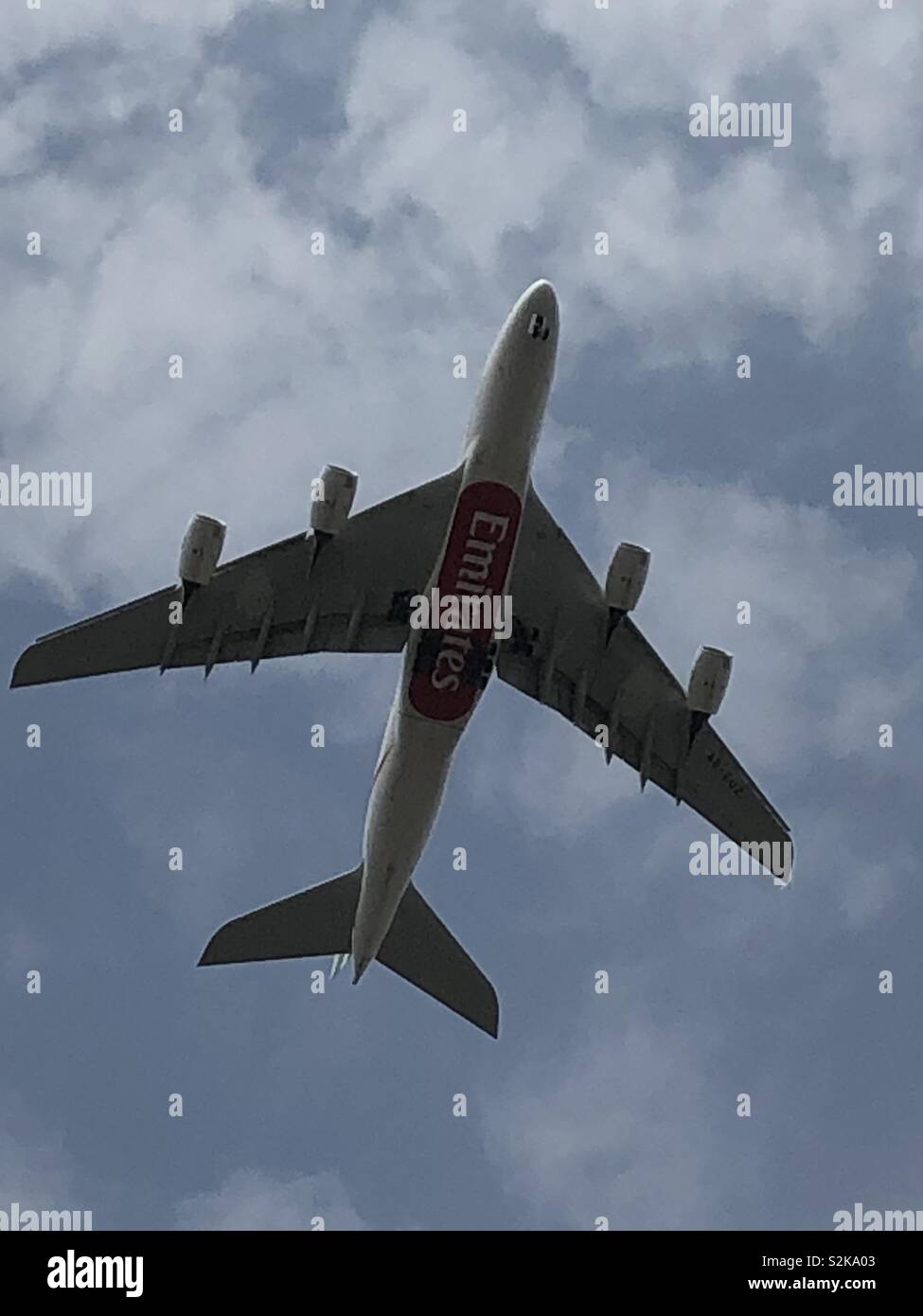 Flying plane underside view hi-res stock photography and images - Alamy