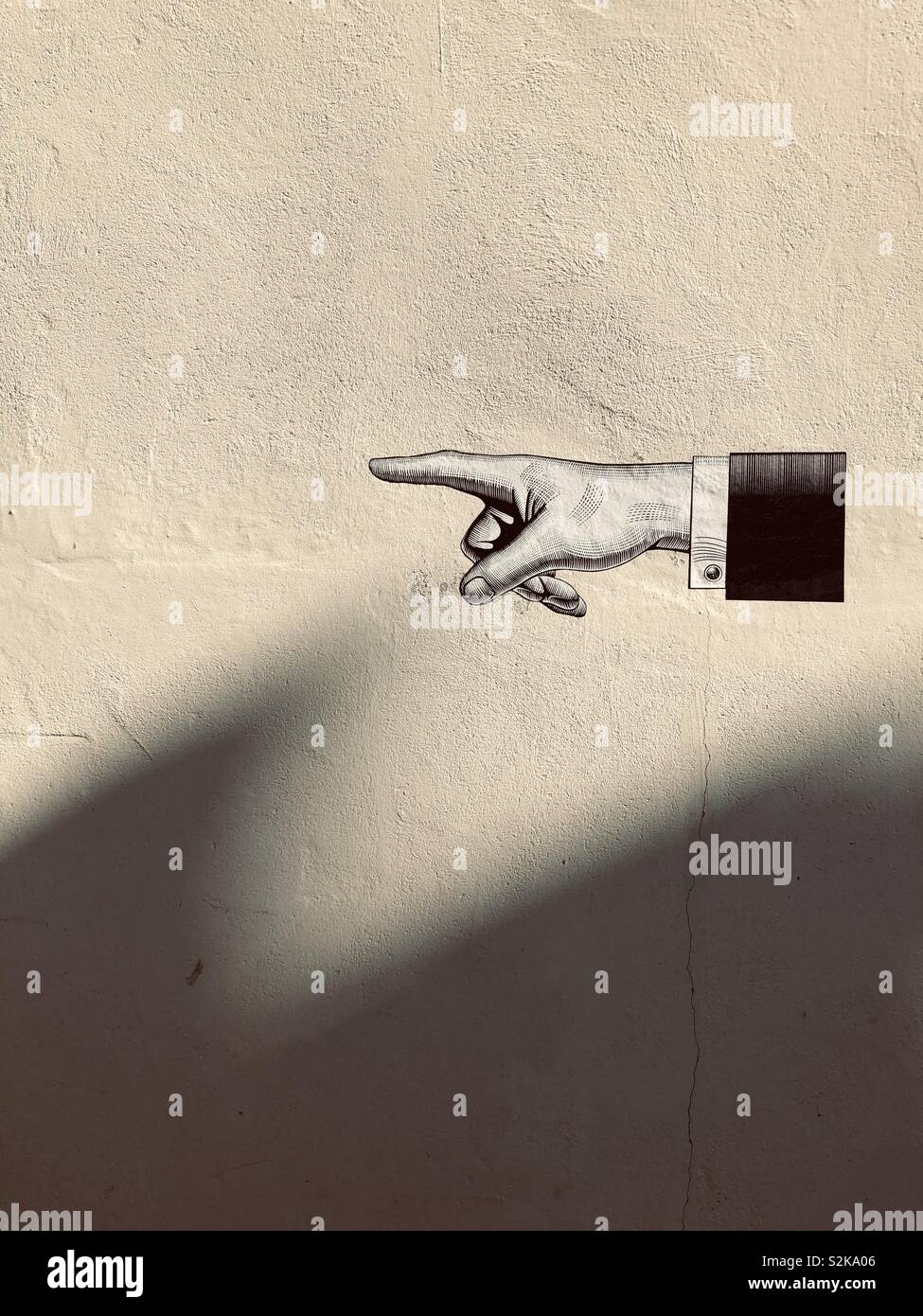 Hand pointing sign hi-res stock photography and images - Alamy