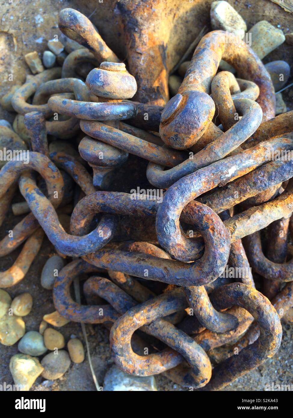Rusty iron chain hi-res stock photography and images - Alamy
