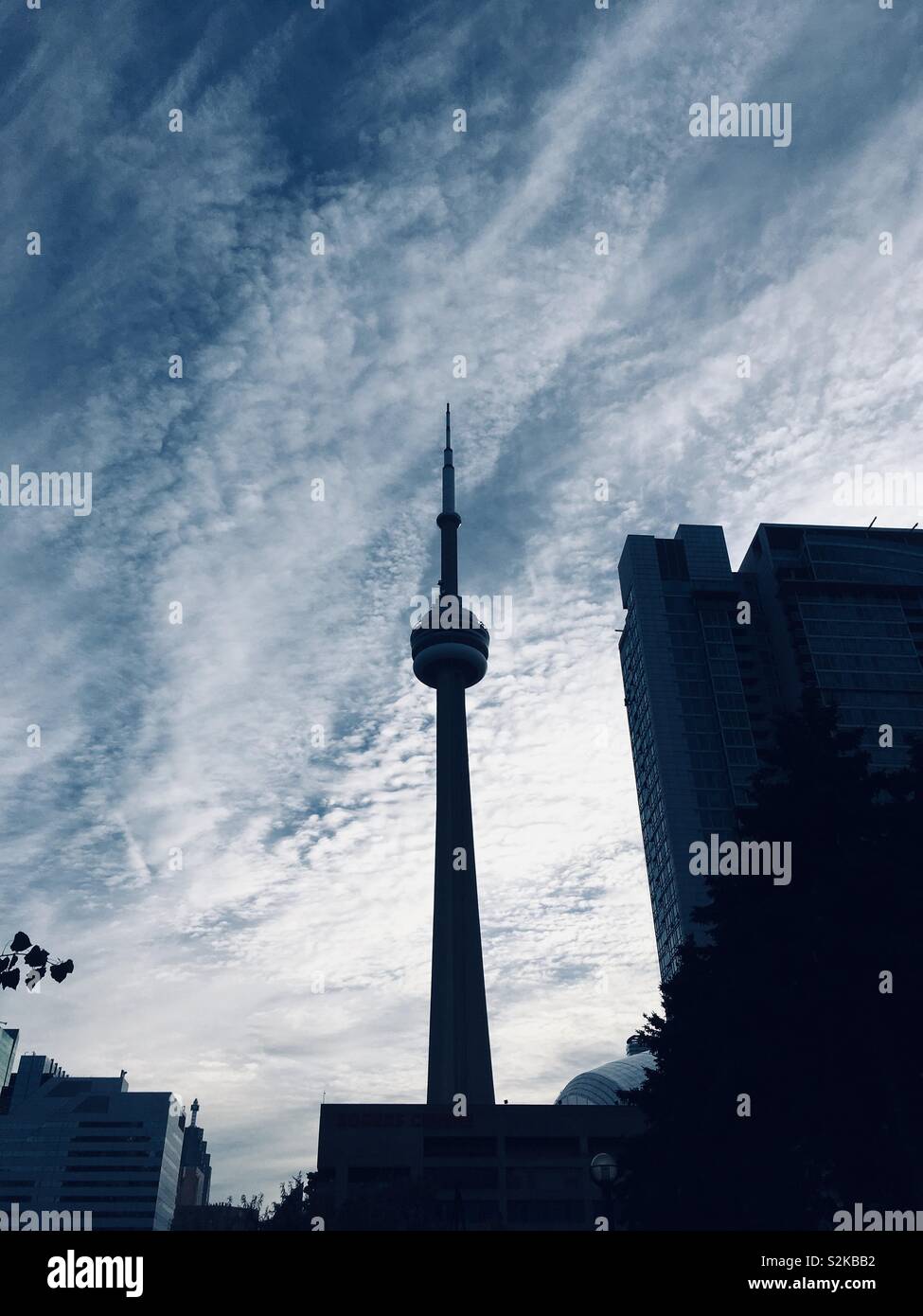 Cn tower toronto skyline blue sky hi-res stock photography and images ...