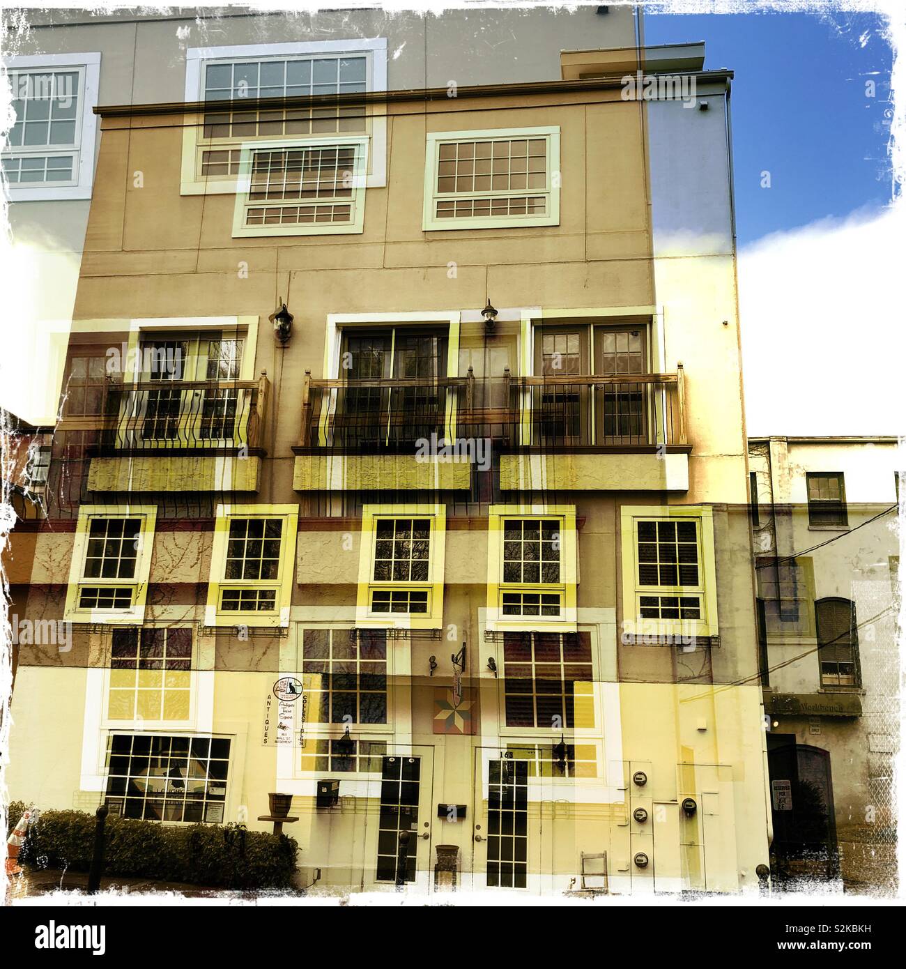 Yellow building hi-res stock photography and images - Alamy