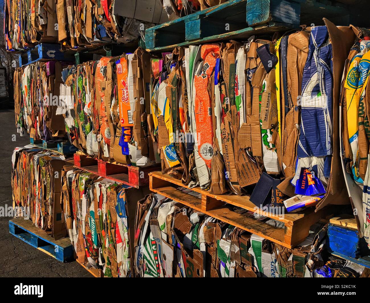 Cardboard boxes on pallets High Resolution Stock Photography and Images ...