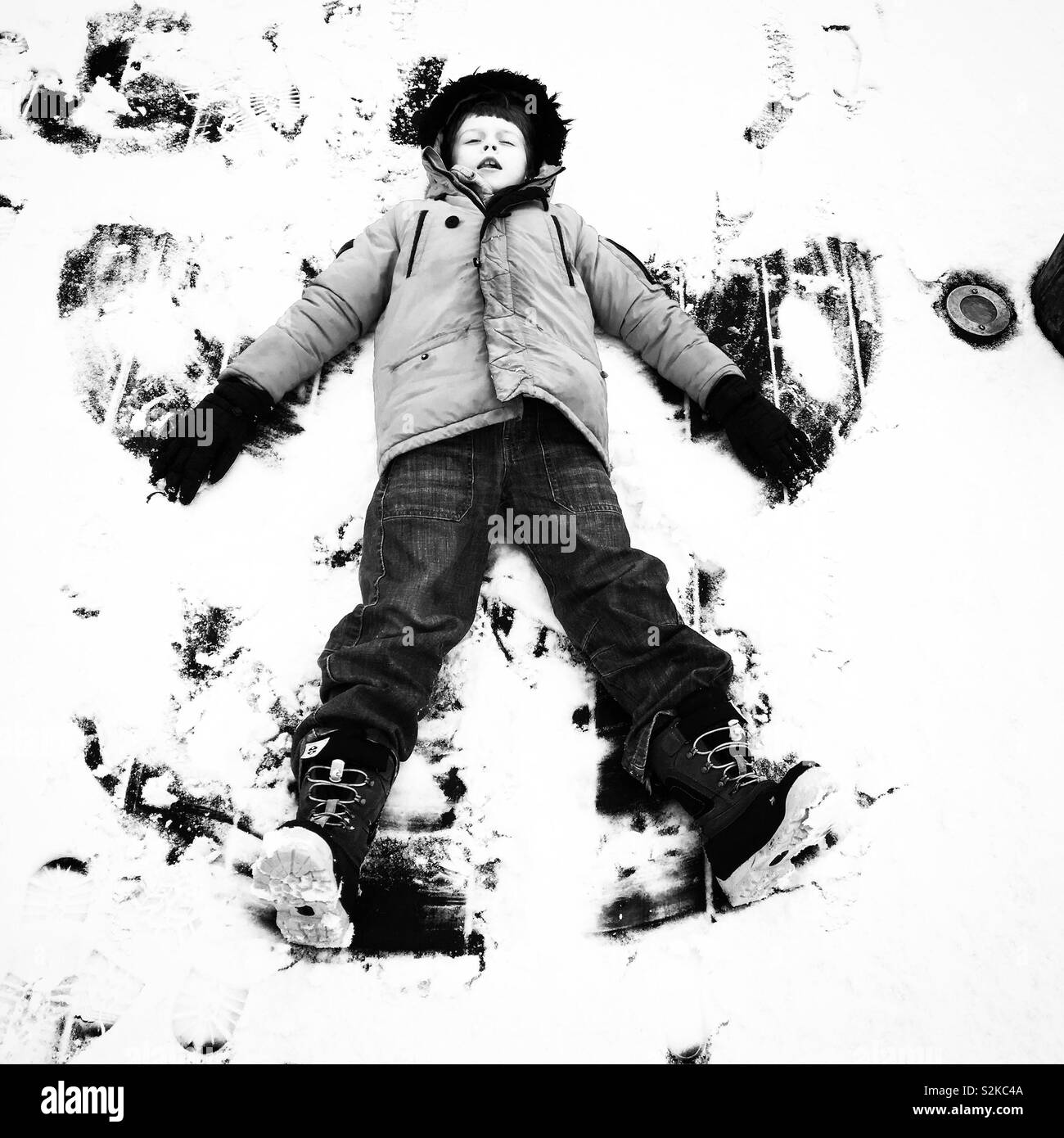 Angel snow hi-res stock photography and images - Alamy