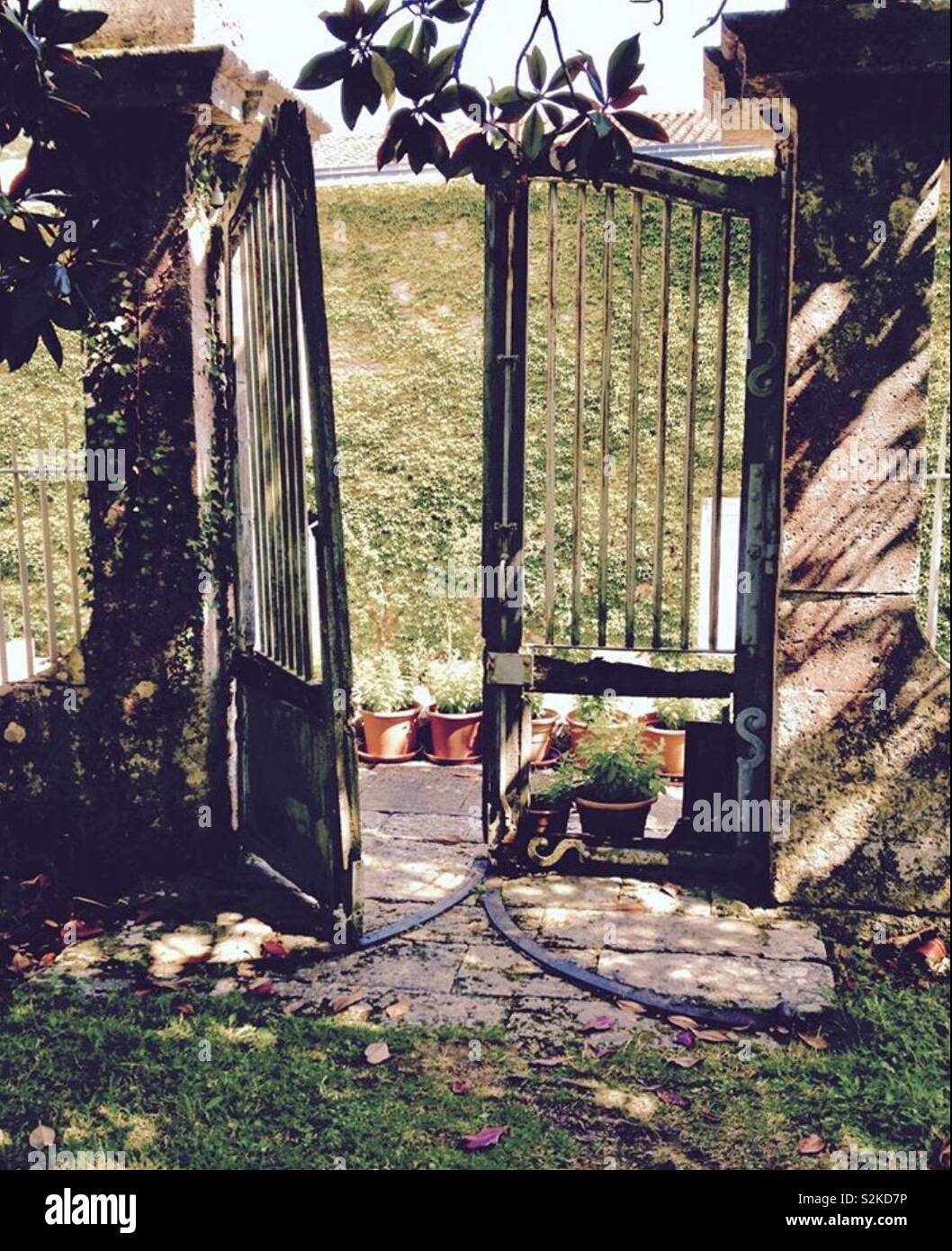 Old gates hi-res stock photography and images - Alamy