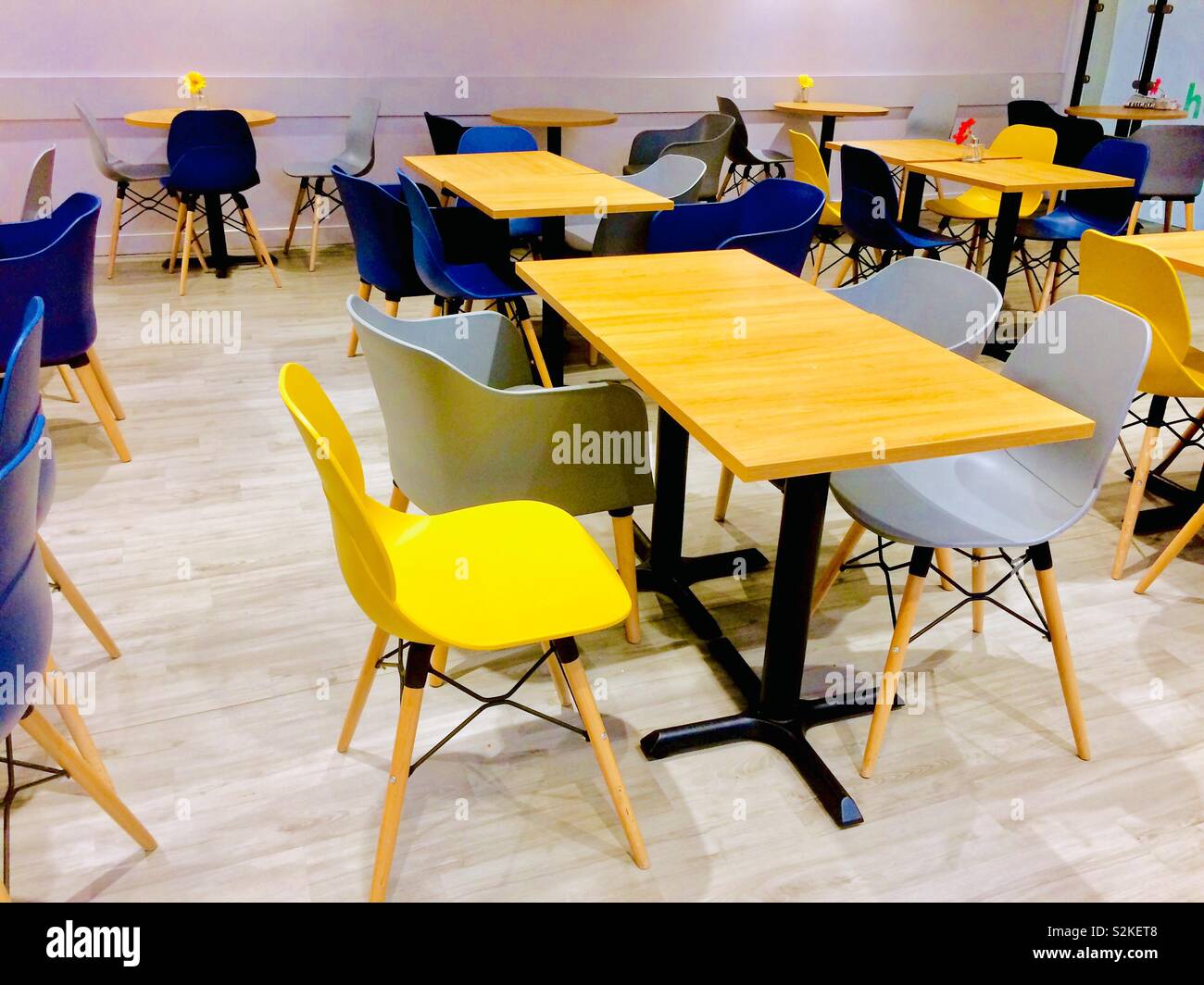 Empty tables in mode cafe coffee shop Stock Photo - Alamy