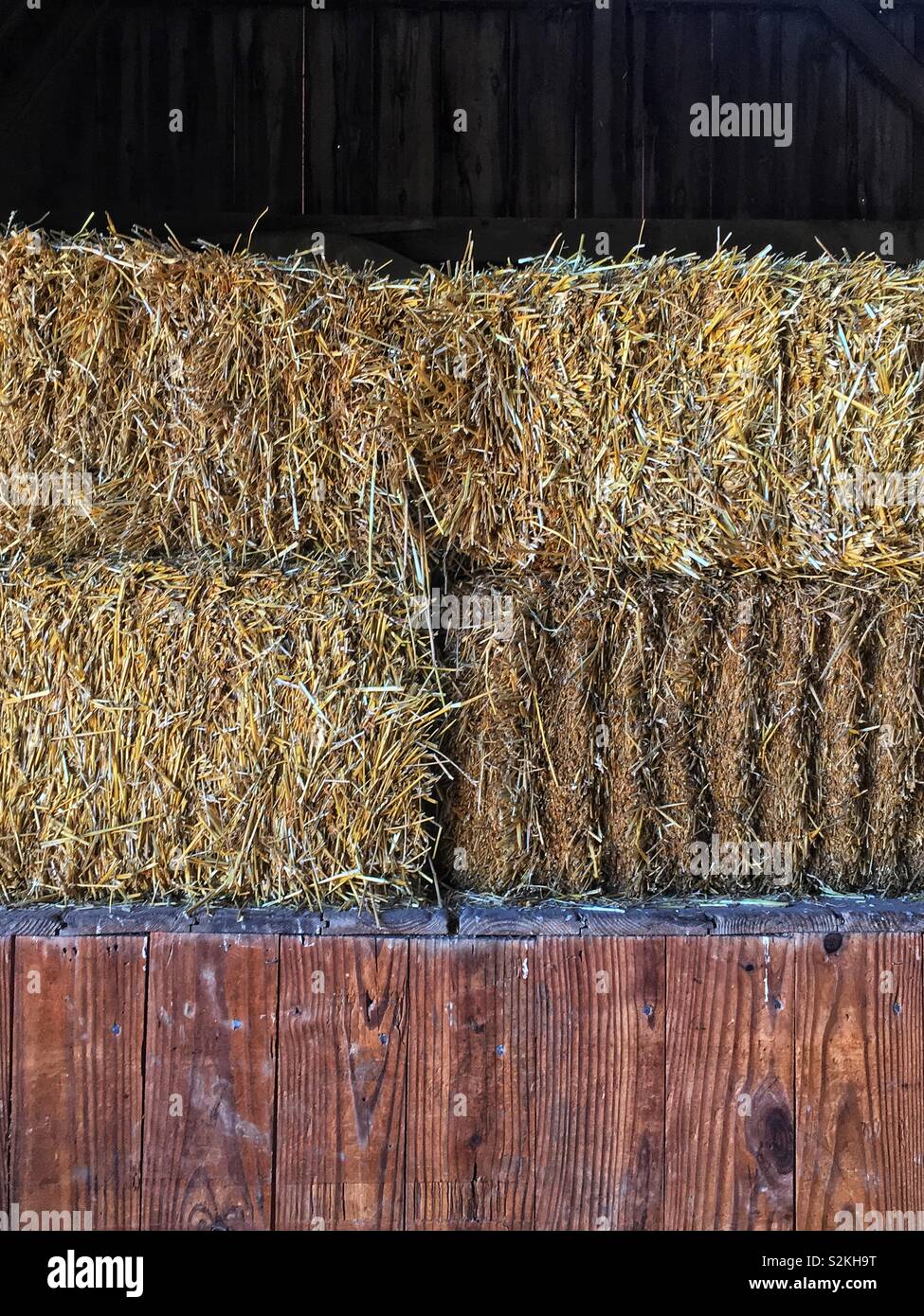 Hay bales in barn hi-res stock photography and images - Alamy
