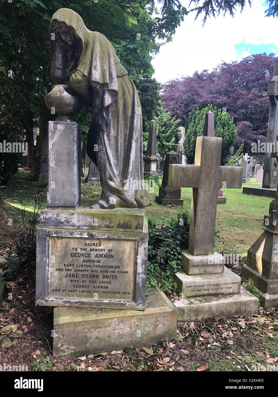 Gothic graves hi-res stock photography and images - Alamy