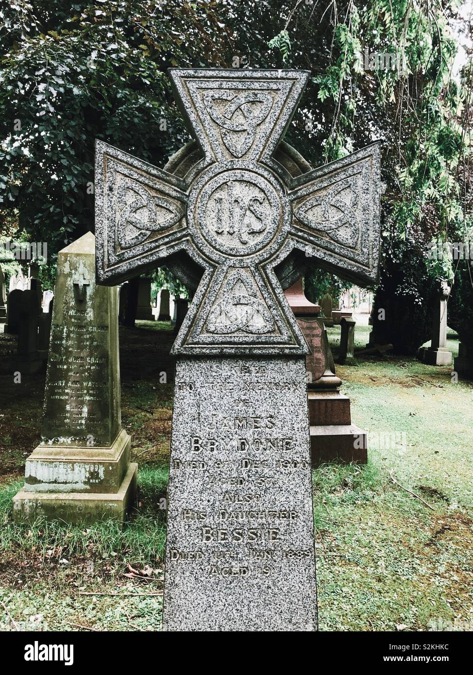 Gothic graves hi-res stock photography and images - Alamy