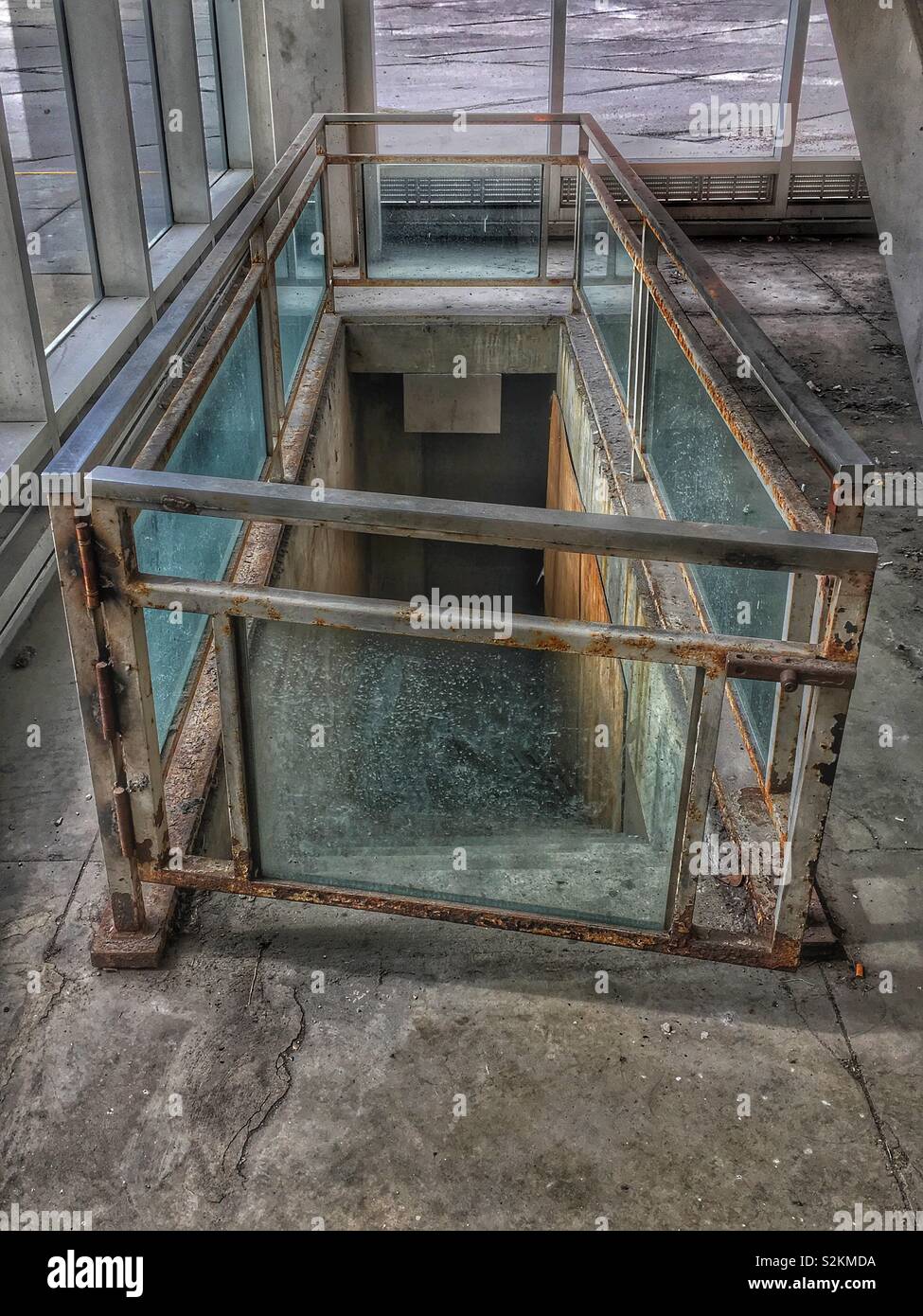 Broken down gate hi-res stock photography and images - Alamy